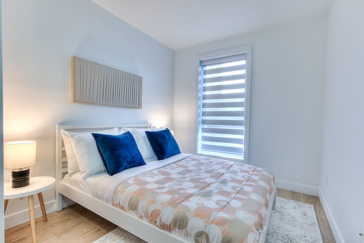 Stylish 3br Condo In Mtl | Sleeps 8 + Wifi & Ac - Varennes