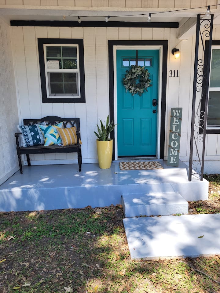 Cozy Bungalow-schlitterbaun-river-hot Tub - New Braunfels, TX