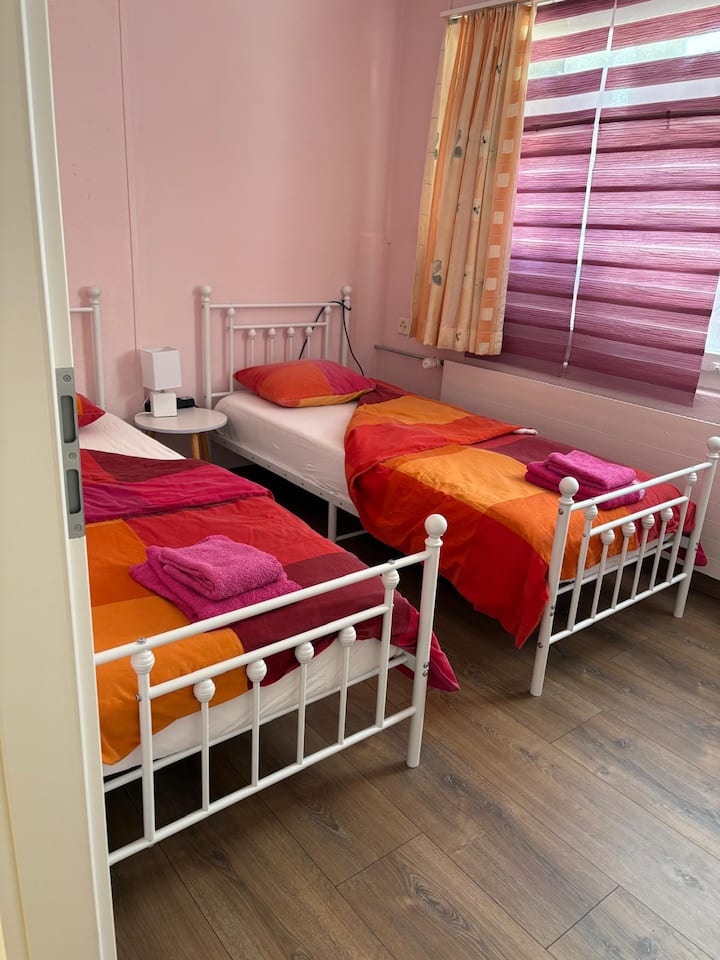 Cosy Homy 2: Private 2 S Beds Room/shared Shower - Interlaken