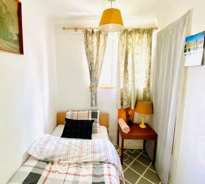 Small, Comfortable, Single Room - Cambridge