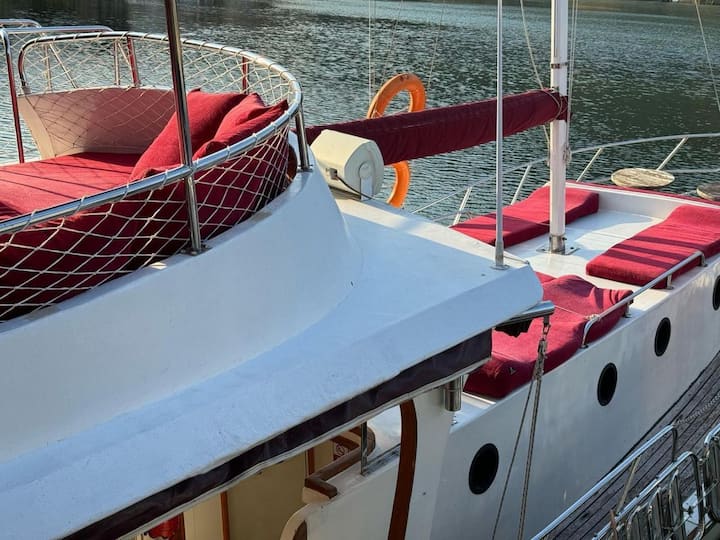 Yarım Adada,yıldızların Altında - Göcek