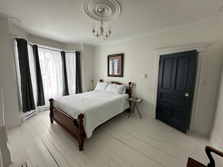 Jellybean Row Gem · Sleeps 18 · Downtown - Newfoundland and Labrador