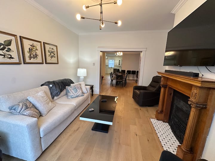 Jellybean Row Gem · Sleeps 18 · Downtown - Newfoundland and Labrador