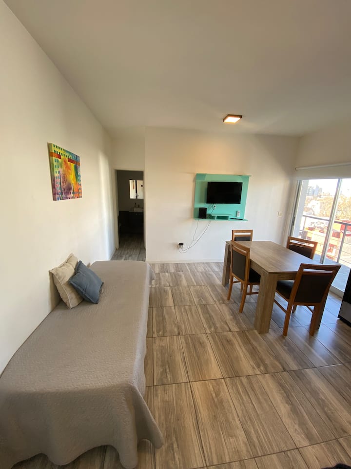 Moderno Depto. Con Balcón Cerca De Plaza Moderno - La Plata, Argentina