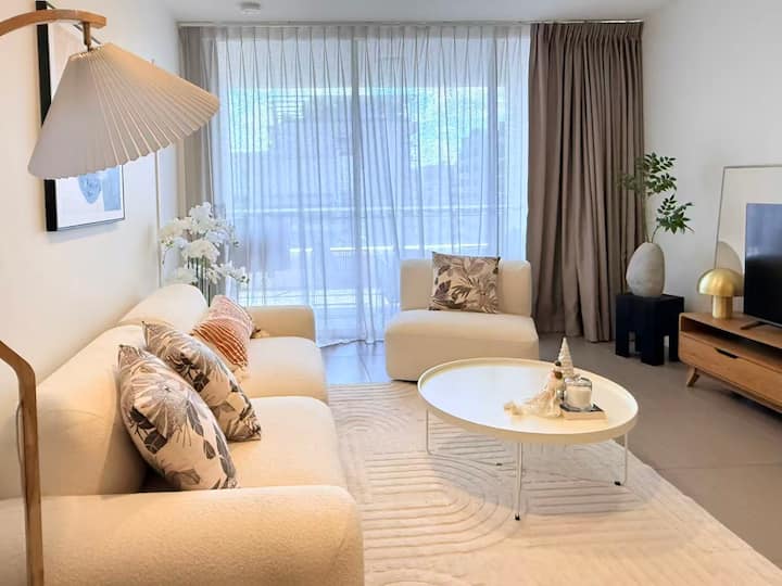 Stylish 2br/2ba Apartment W/pool - Brisbane