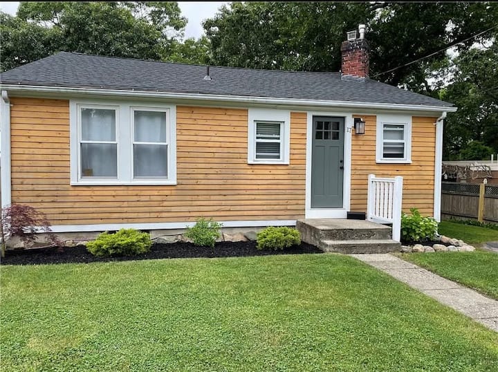 Cozy Lakefront Escape | 2br Pet Friendly! - ウォーウィック, RI