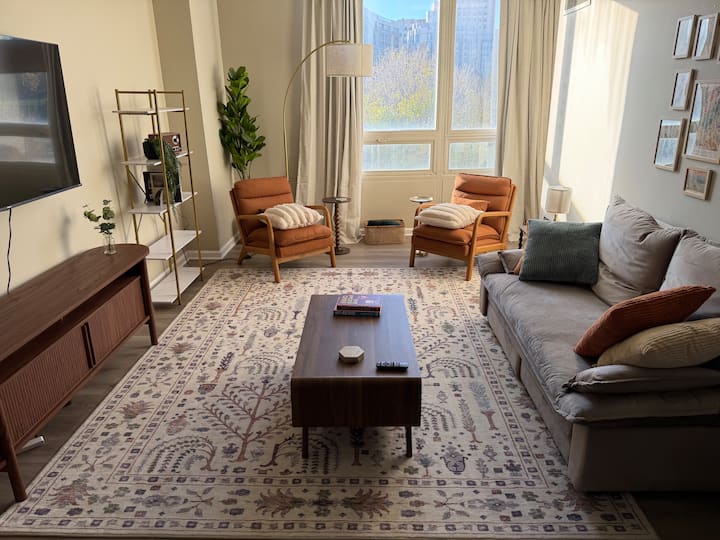 Midcentury-king Size Bed-near Chi Downtown And Zoo - Omaha, NE