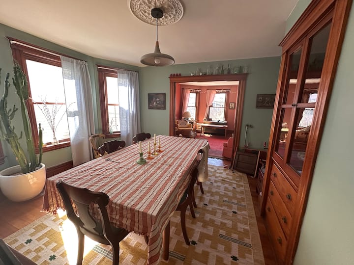 Sunny Spacious 2 Bedroom! - Cambridge