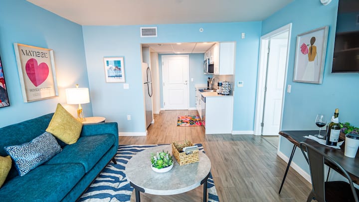 High-rise-downtown Fort Myers-vibrant Condo - Fort Myers, FL