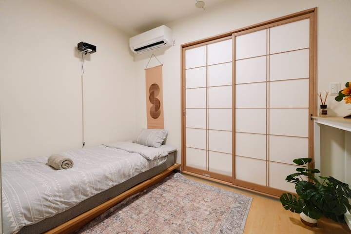 3 Guests • Shin-okubo • Central • Netflix - Shinjuku