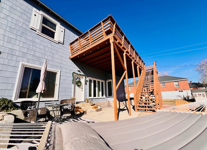 Sunny Midtown Retreat: Open Yard, Firepit, Kitchen - Reno