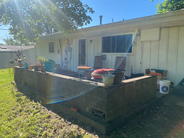 Cozy Private Room• Close To Iu • Queen Bed & Patio - Bloomington, IN