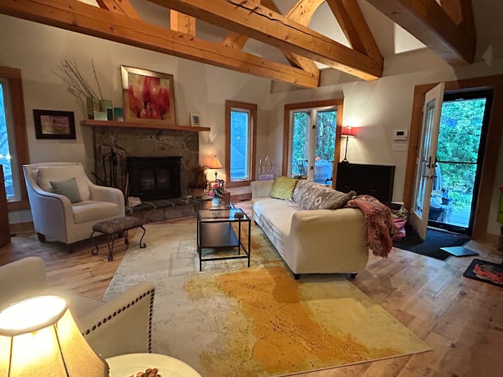 Cedar Ave-walk To Western U And Downtown On Woods - London, Ontario