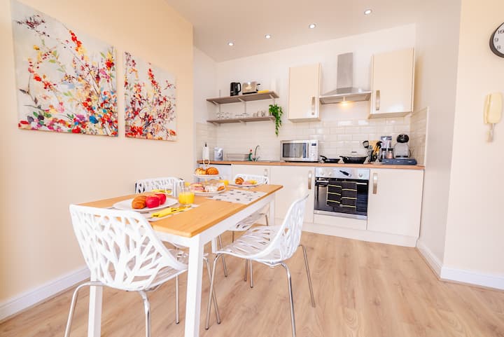 Spacious & High Ceiling One Bedroom Apartment - Cardiff