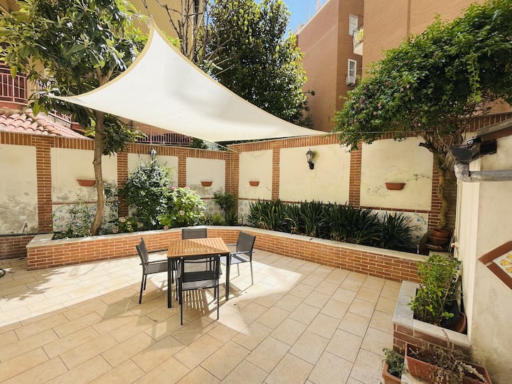 Historic Vomero Apartment With Secluded Patio - Naples