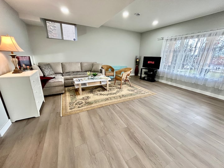 Bright, Clean & Spacious Suite•comfortably Sleeps4 - Calgary