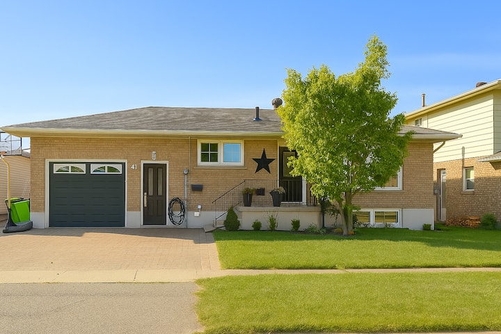 Bright & Stylish Home - Sault Ste. Marie