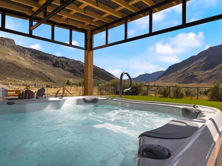 3 Bedroom House With Hot Tub Near Yellowstone - Gardiner, MT
