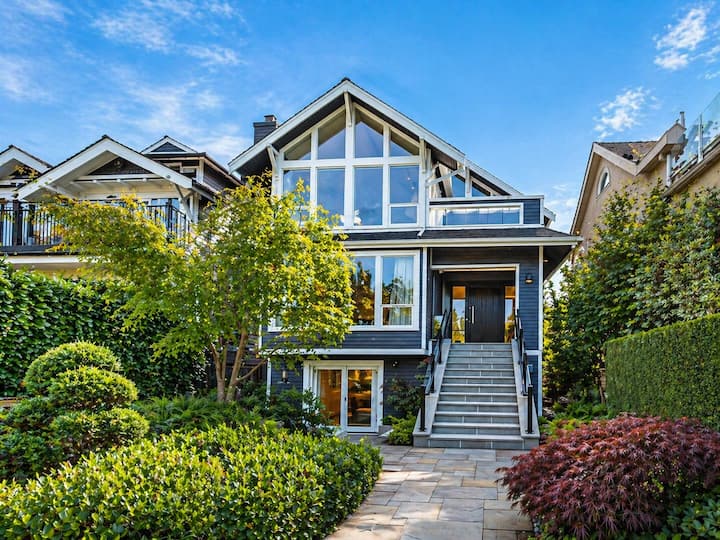 Designer Kits Beach House | Sleeps 8 - Vancouver