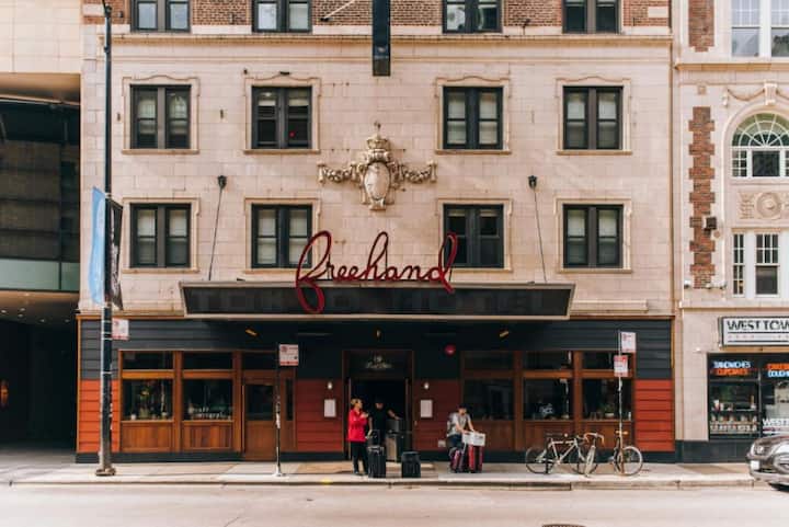 Quintessential Home Away From Home Feeling - Cabrini-Green - Chicago