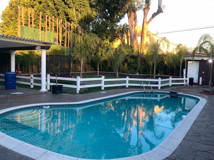 Family Friendly Gated Estate And Oasis 5 + 5 - Los Angeles, CA