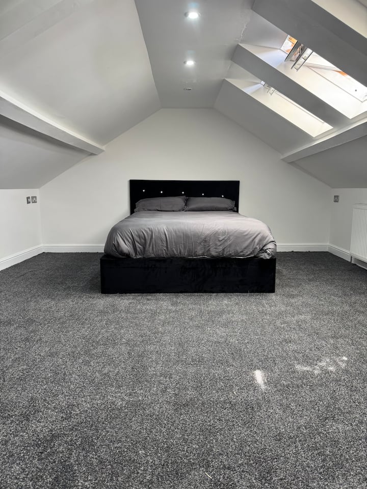 4 Bed Rhonda Retreat - South Wales