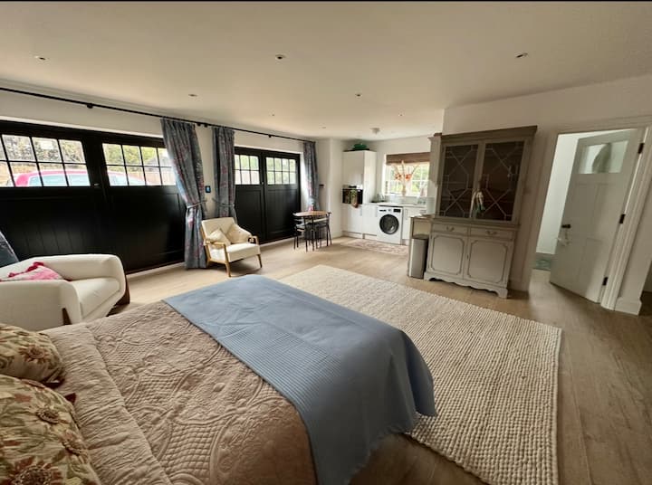 Spacious Studio For Rent - Slough