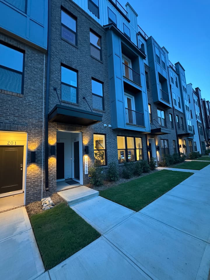On The Park 1bd
1.5 Bath Lux Downtown Townhouse/ev - Shady Lake, Garner