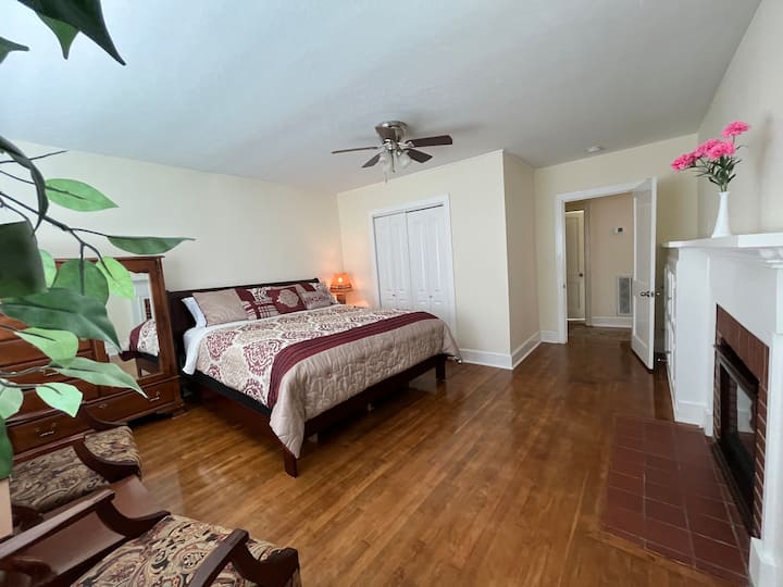 Z’s Spacious King Suite In The Heart Of The Shoals - Florence, AL