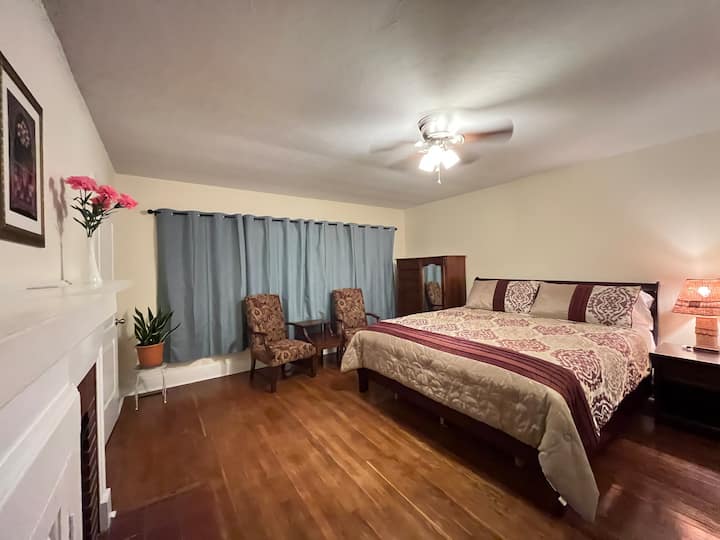 Relaxing King Suite - Central Shoals Location - Florence, AL