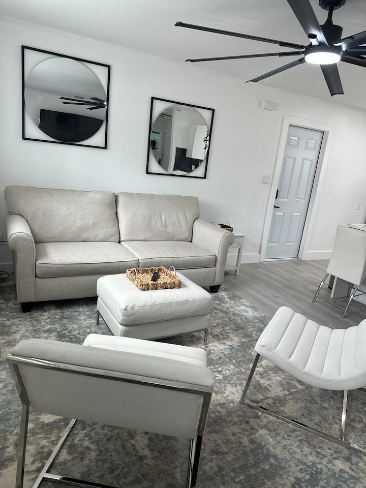 Cozy Retreat Near Downtown Fort Myers - Fort Myers, FL
