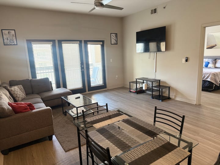 Cozy Downtown 1br W/ City Views -