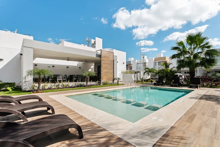 Modern Cancun Home • Pool & Resort Amenities - Cancún