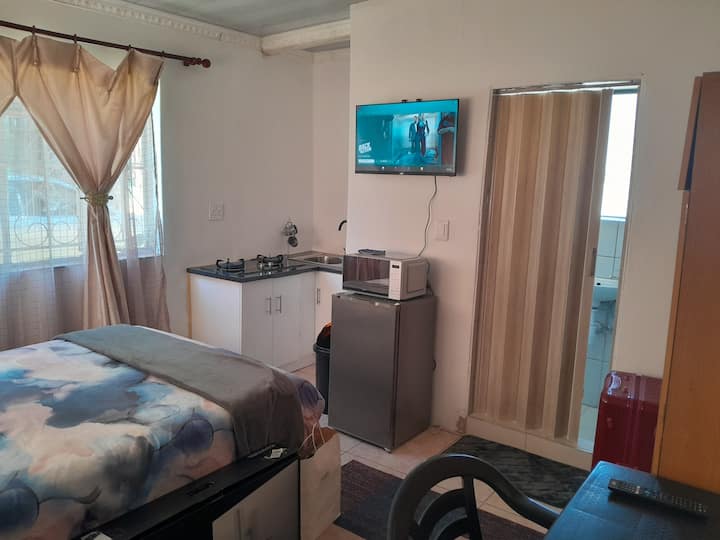 Modern Self-catering Room In Florida_incl Netflix - Soweto