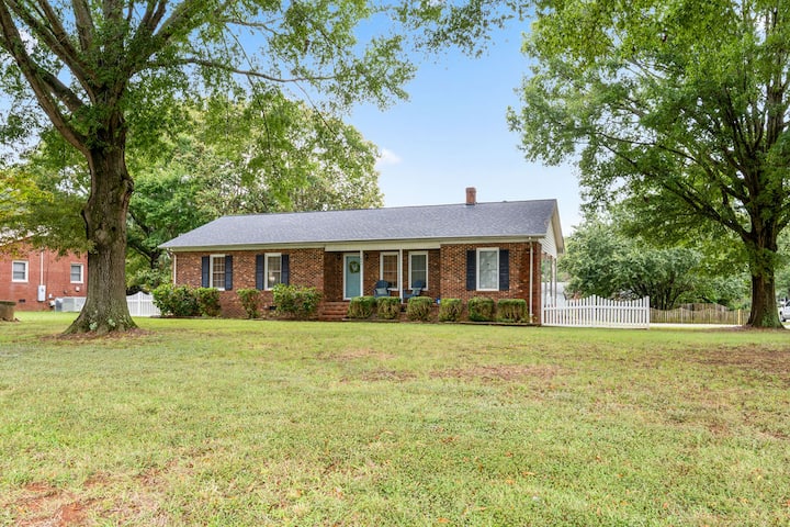 2 Miles To Elon U! - Lake Cammack, NC