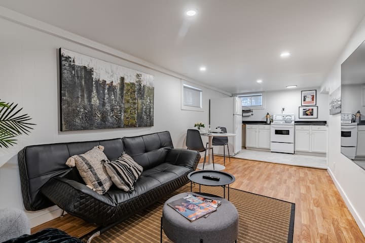 Perfectly Placed Basement Suite - 새스커툰