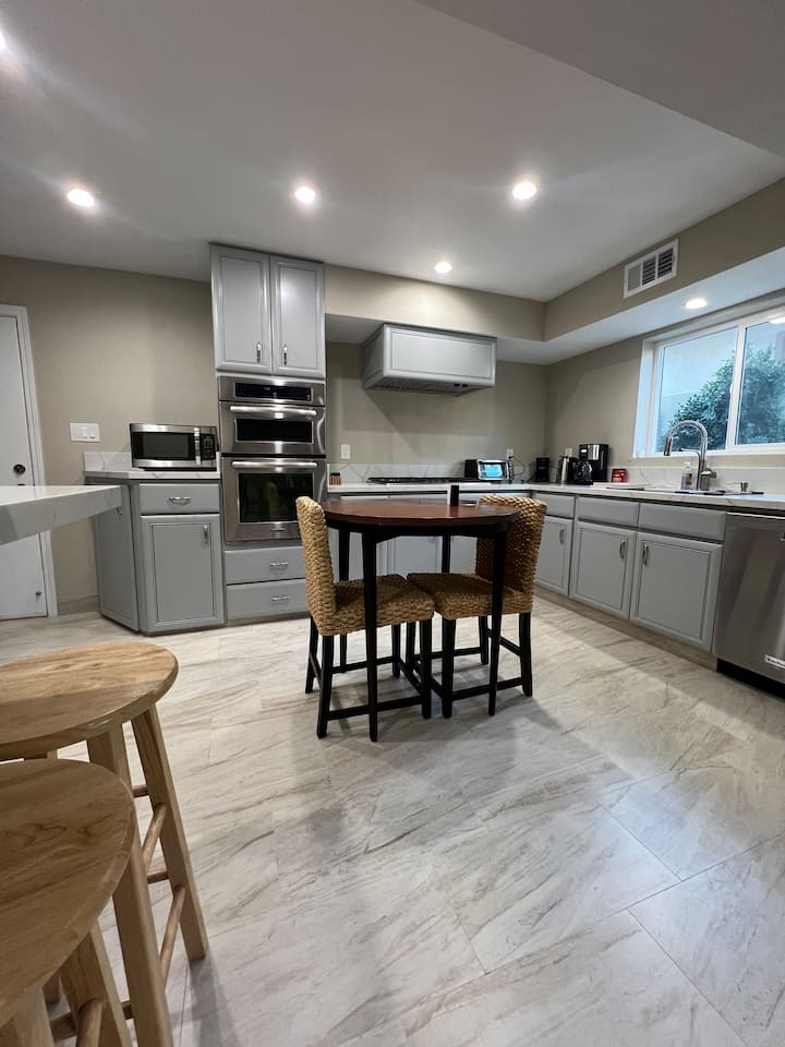 Huge 4 Bedrooms In Heart Of Ipcc - Indio, CA