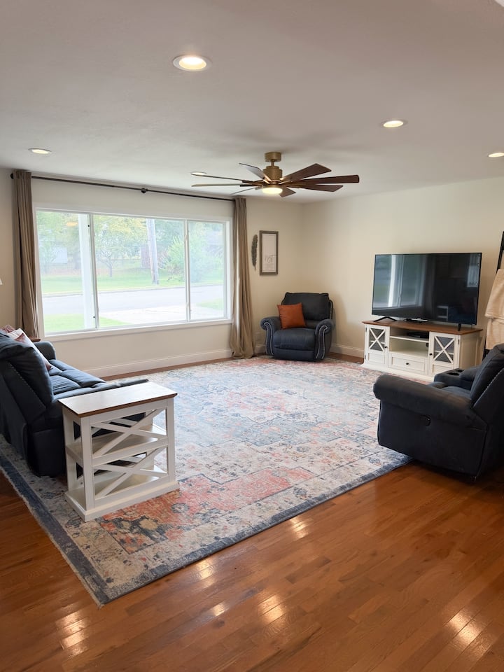 Large Home By Ms&t 44 Flw Hospital Fugitive Beach - Rolla, MO