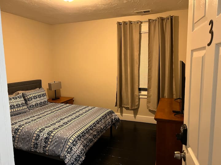 Room #3 172 Oakland - Providence, RI