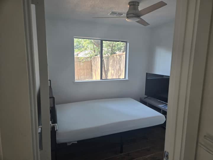 Small Cozy Place In Garland - 서니베일