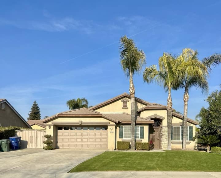 Family Friendly Work Retreat Steps From Park - Bakersfield, CA