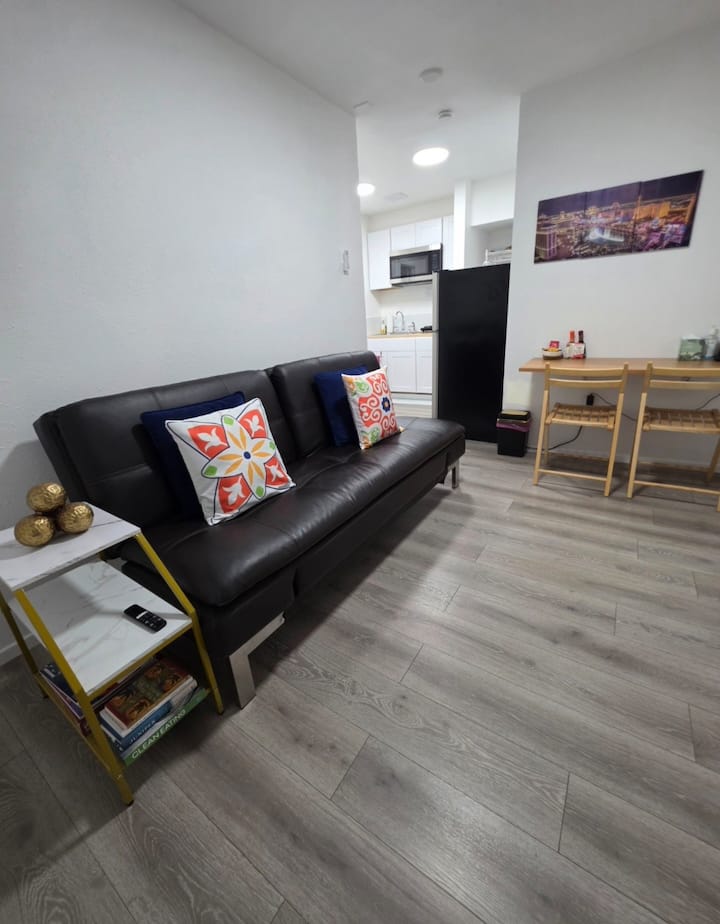 Bright And Cozy Studio (Wifi/ac/washer&dryer) - North Las Vegas, NV