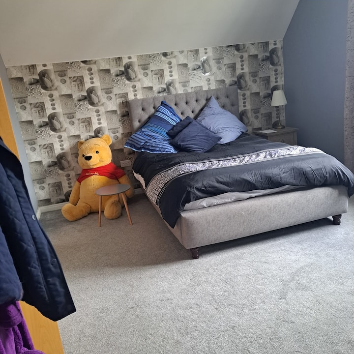 Modern 5-bedroom Retreat - Evesham