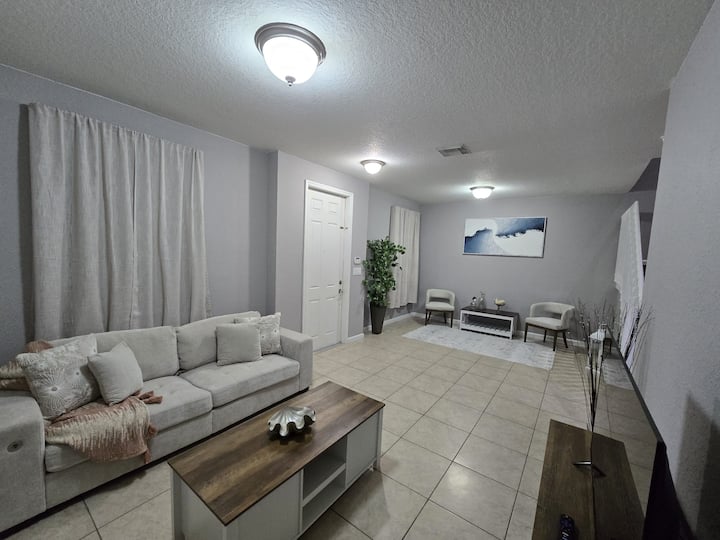 Cozy Townhome In Homestead - Homestead, FL