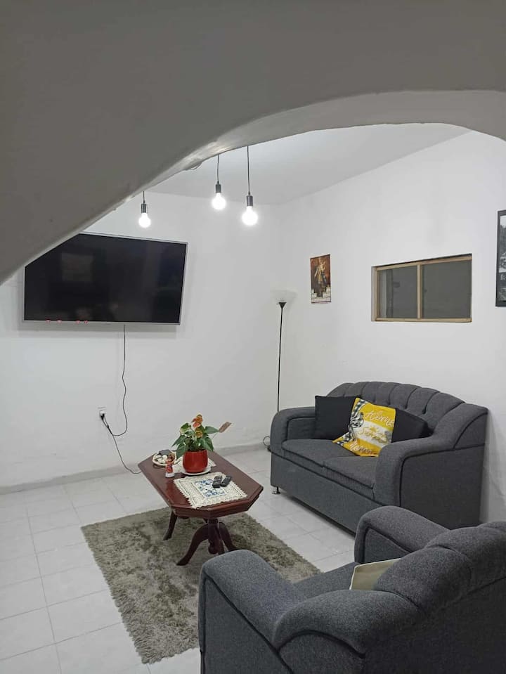 Casa Amplia Con 1
Cochera Techada - Salamanca