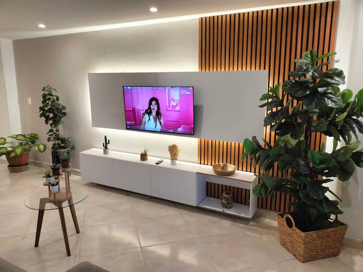 Espacio Cómodo Elegante Con Balcón Y Central 401 - Medellín, Colombia
