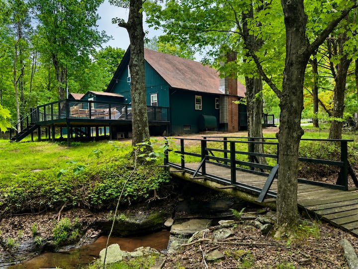 Catskills Chalet With Hot Tub, Fireplace & Stream - 카이로