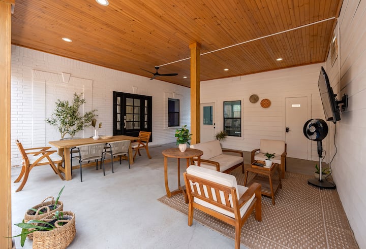 Modern Oasis With Breezy Patio In Heart Of Houston - Gulfton - Houston