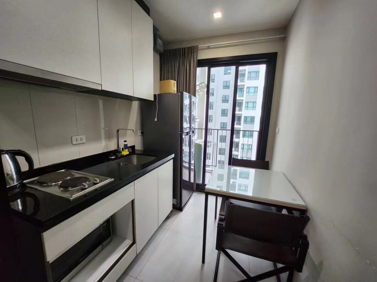 Apartamento K9 Pattaya The Base com sala de estar, quarto com cama ...