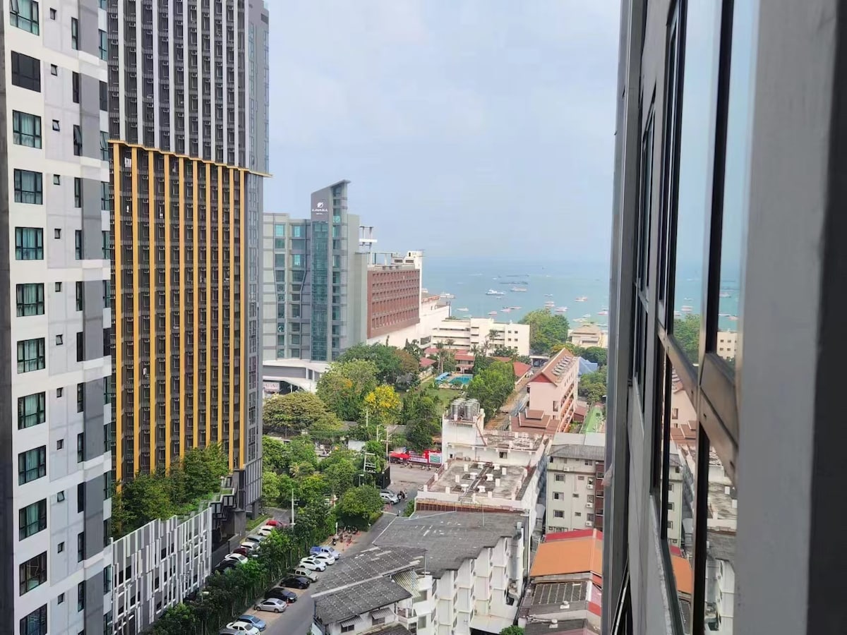 Apartamento K9 Pattaya The Base com sala de estar, quarto com cama ...